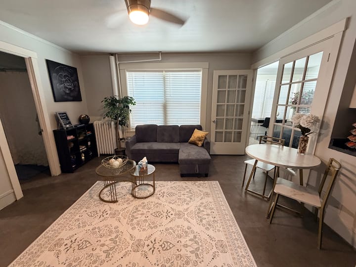 Boutique Midtown Retreat | Stylish & Cozy/walkable - Omaha, NE