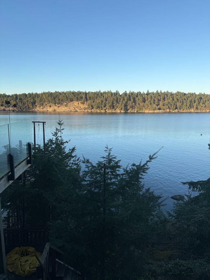 Bear’s Den Mayne Island Private Waterfront Cabin - North Pender Island