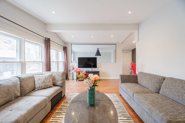 Backyard + Bbq, Pool Table | Near Storybook, Boler - London, Ontario