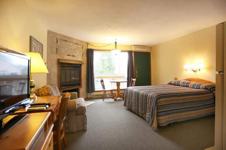 Junior Suite, 1 Queen Bed, Kitchen, Lake View - Parry Sound