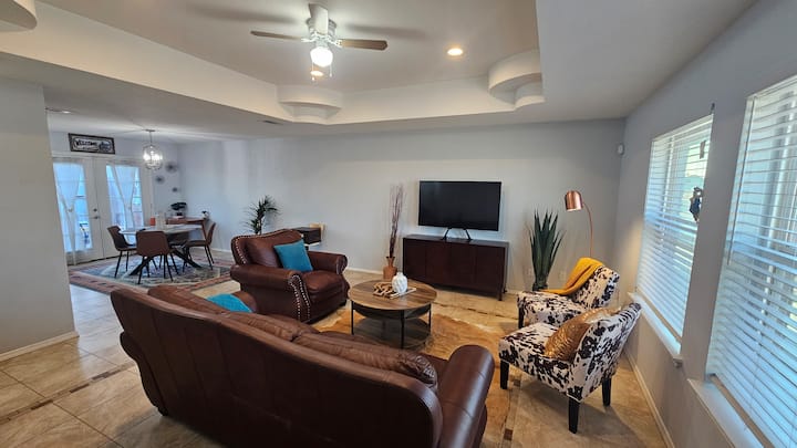 Stylish Rustic Retreat L 2br/2ba L Downtown Area - Midland, TX