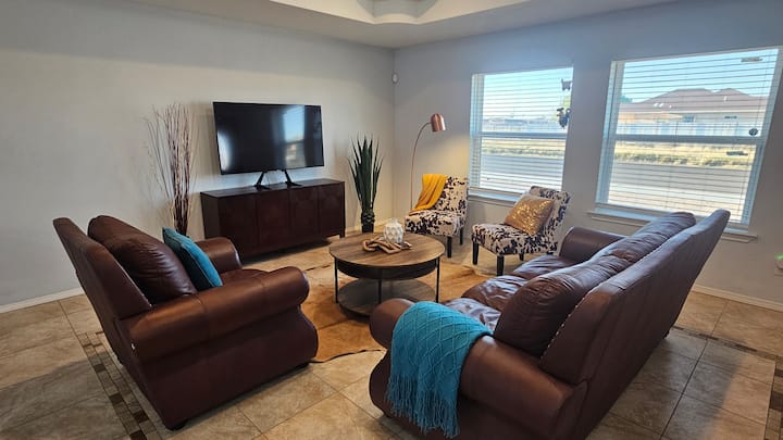 Stylish Rustic Retreat L 2br/2ba L Downtown Area - Midland, TX