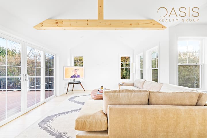 Bellport Village Retreat Sleeps 8 Pool Fire Pit - Bellport, NY