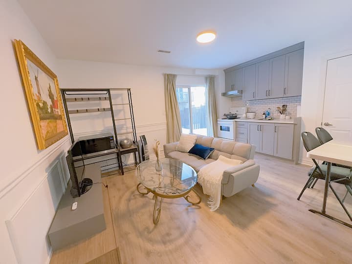 New Market Private 1b1b With Cozy Bed And Kitchen - Bradford, ON, Canada