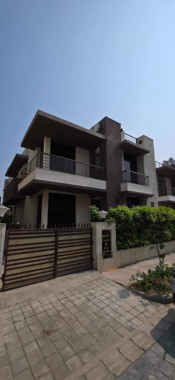 Peaceful Stay Opposite Chandrodaya Mandir - Vrindavan
