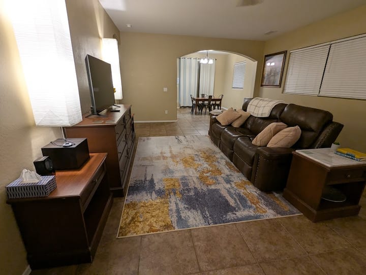 Entire Surprise Desert Oasis Kitchen & 4 Bedrooms - Surprise, AZ