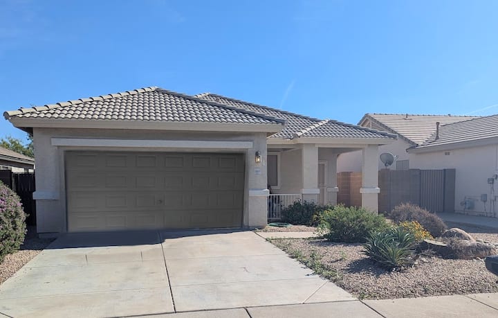 Entire Surprise Desert Oasis Kitchen & 4 Bedrooms - Surprise, AZ