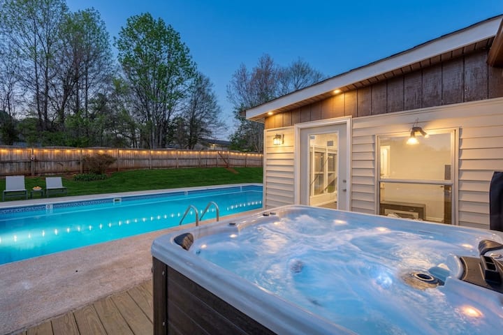Sleeps 12 | Pool | Hot Tub | Arcade | Furman 7 Min - Travelers Rest, SC