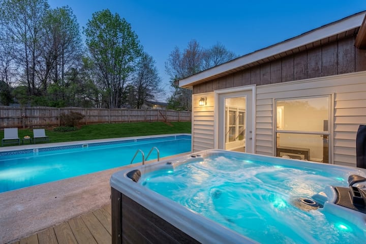 Sleeps 12 | Pool | Hot Tub | Arcade | Furman 7 Min - Saluda Lake, SC