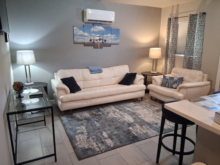 Wonderful Aviation Themed Detached Garage Apt - Bethany, OK