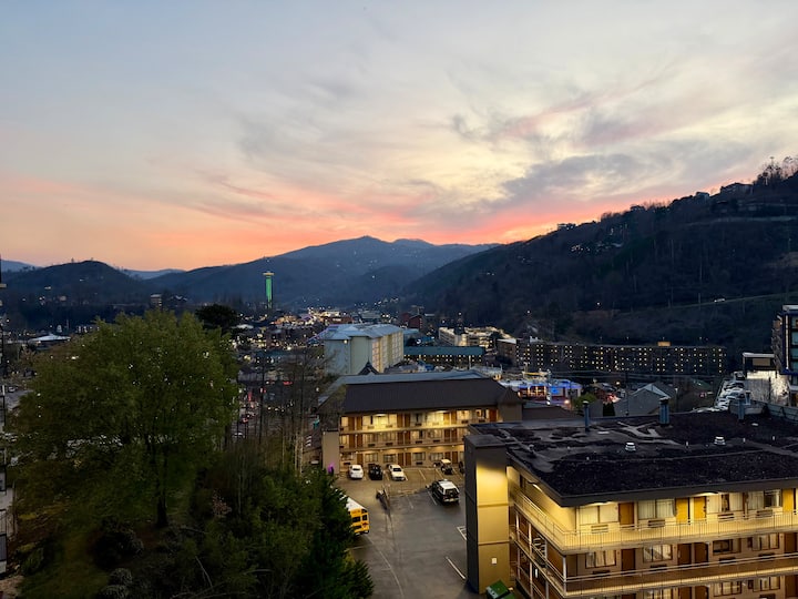 Space Needle Views, Walk To Anakeesta 2br 2ba - Gatlinburg, TN
