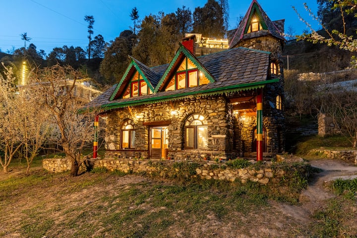 Glenbrook Castle - Unique Riverside Home 03br - Jibhi