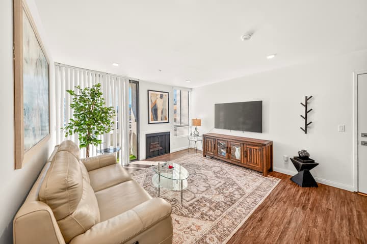 Mansfield Neee - West Hollywood