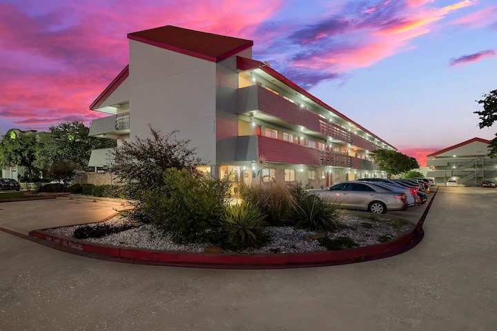 Red Roof Inn 2 Double Room/free Shuttle To Airport - Grapevine, TX