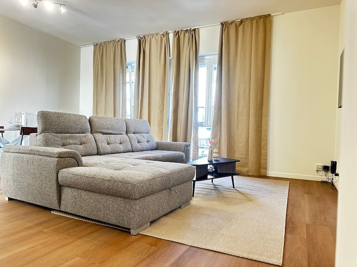 Stylish 2br + Living | 15 Min Walk To City Center - Gand