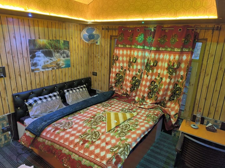 Guest House W/ Snow Views & Warm Beds, Kashmir - Gulmarg