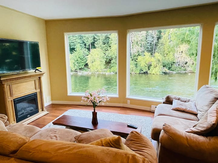 Serene Riverfront Escape – Private 3br Suite - Campbell River