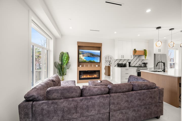 Refined 3br Home W/ Chefs Kitchen & Fireplace - Vancouver