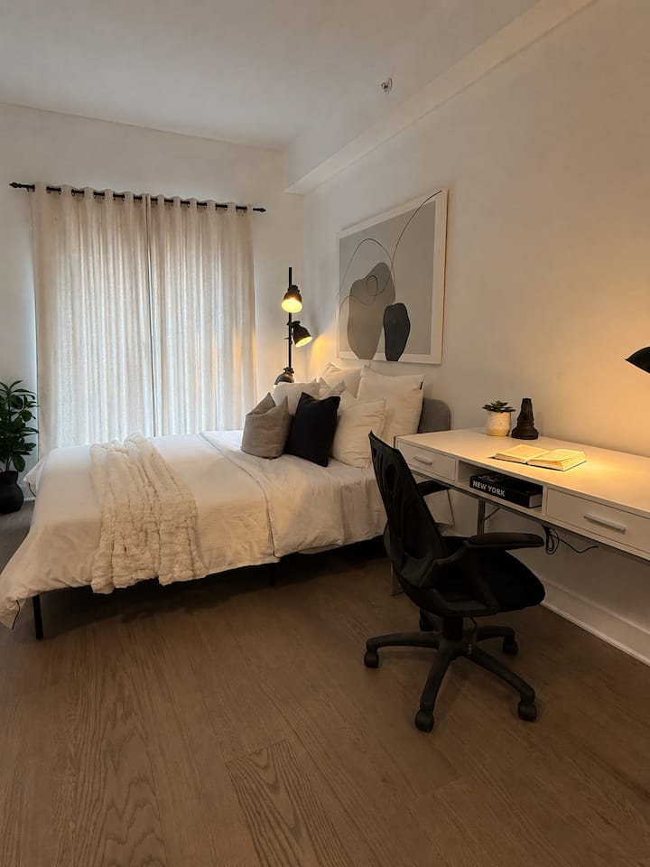 Modern Downtown Studio Hotel W/ Balcony - Montreal