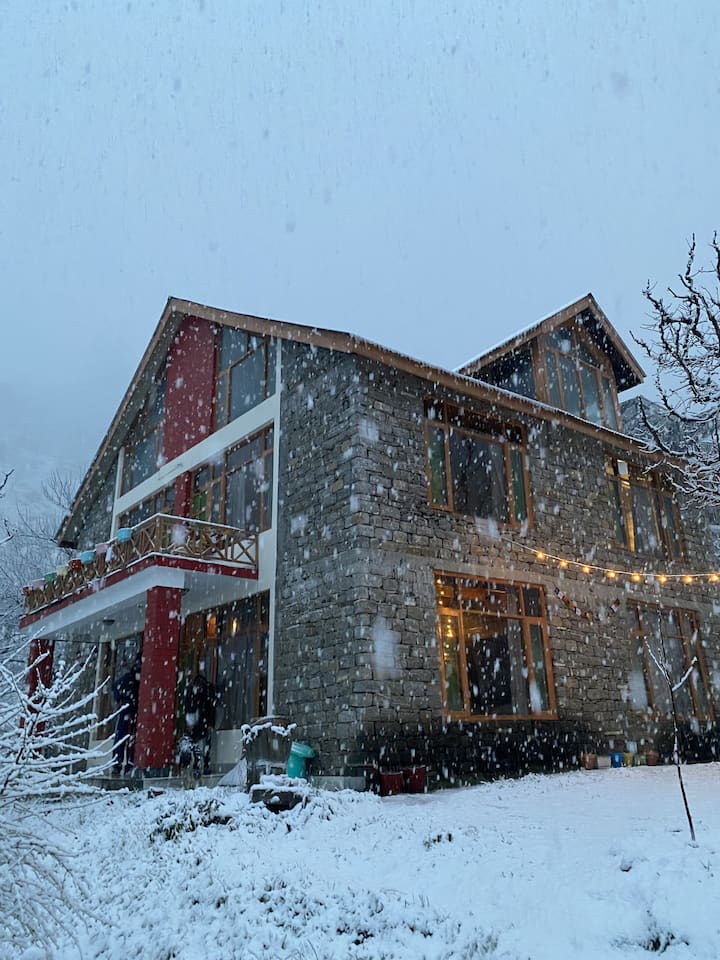 Stoneveil Chalet | Boutique 3br Scenic Retreat - Manali