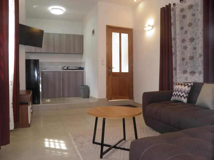 T2 Dans Le Quartier Animé D'isoraka - Antananarivo