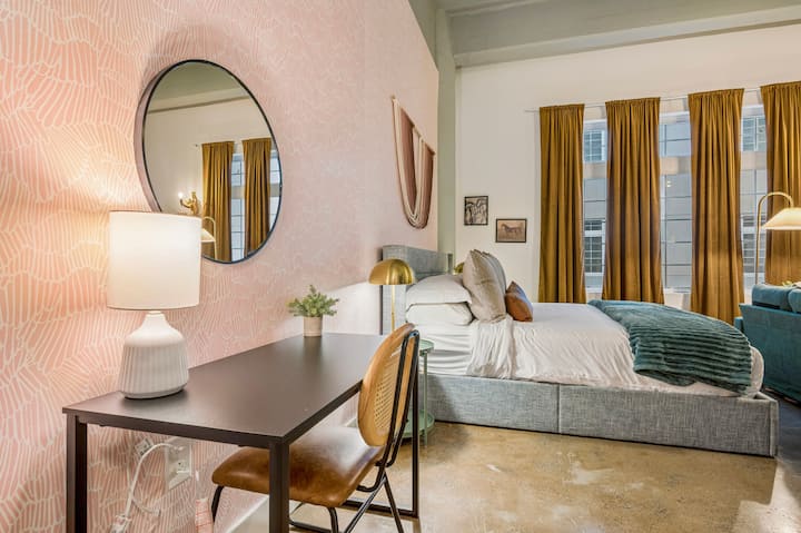 Industrial Loft Near Downtown W/ Free Parking, Gym - Philadelphia, PA