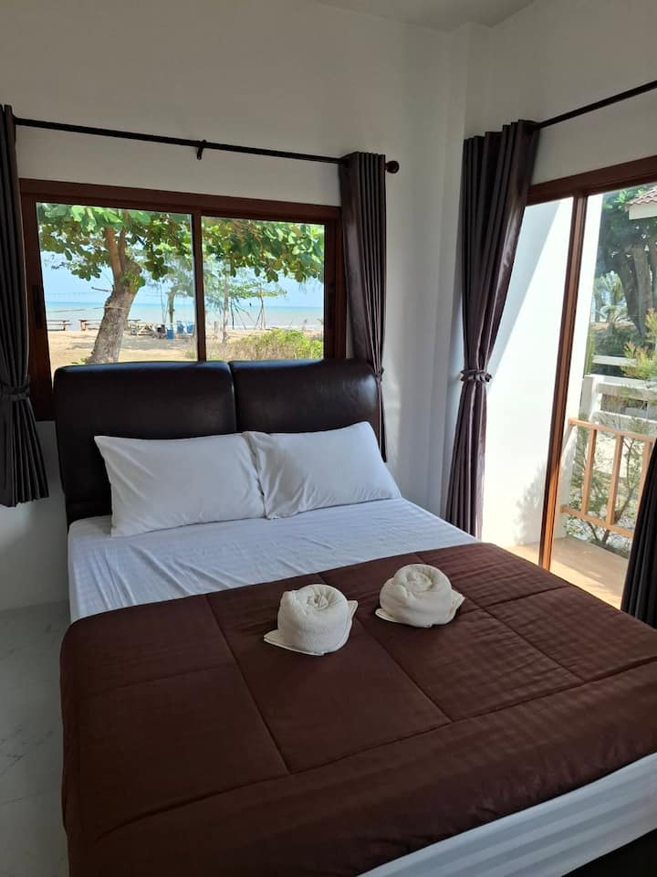 Lamae Beachfront Villa
ละแม บีชฟร้อนท์ วิลล่า - Thailand