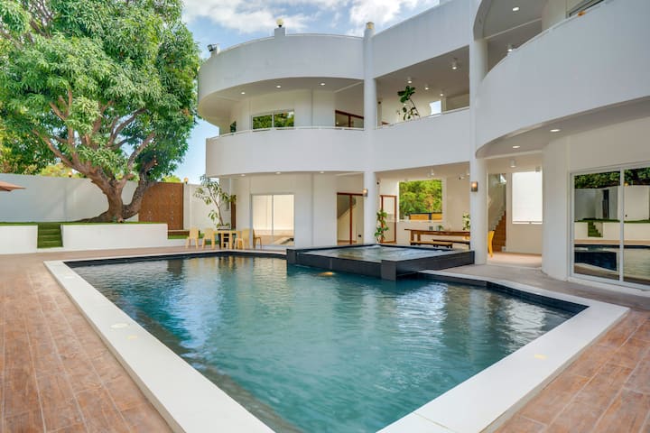 6 Br Villa W/ Beach Access In Calatagan| Up To 40 - Calatagan