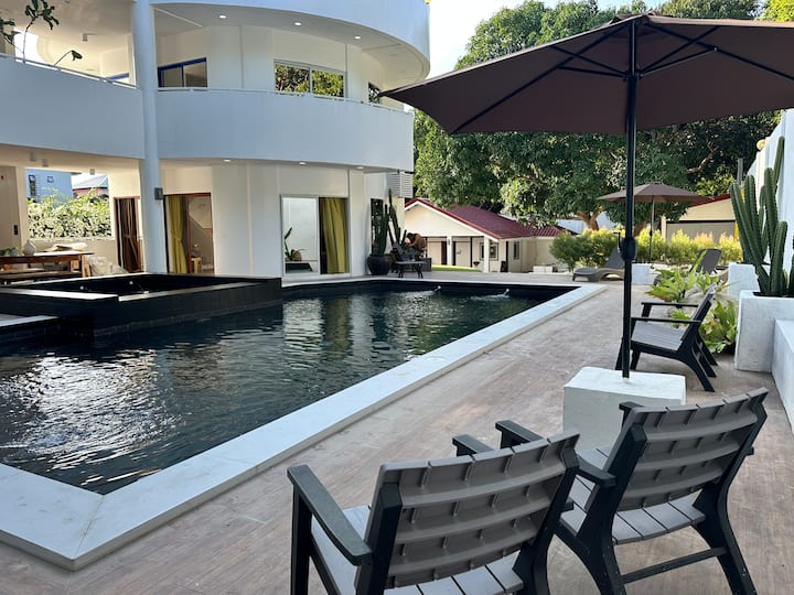 6 Br Villa W/ Beach Access In Calatagan| Up To 40 - Calatagan