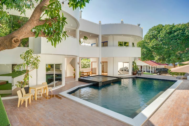 6 Br Villa W/ Beach Access In Calatagan| Up To 40 - Calatagan