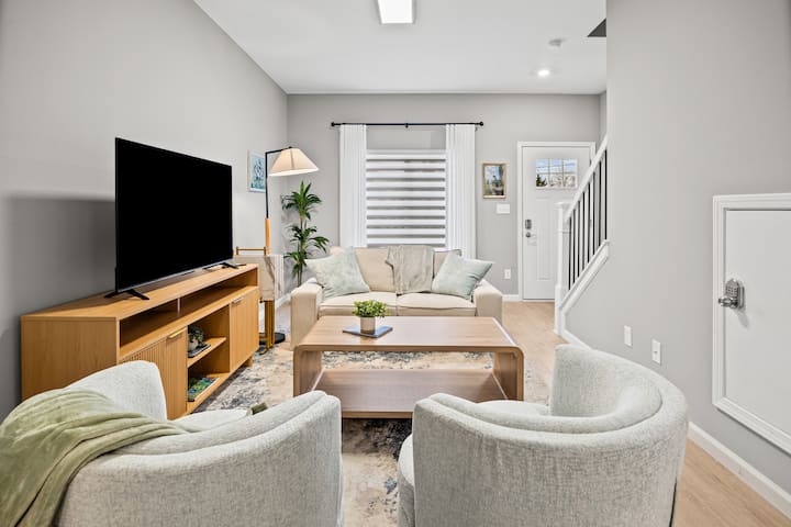 New 2026 Chic Townhome • 1.8mi To Purdue • Parking - West Lafayette, IN