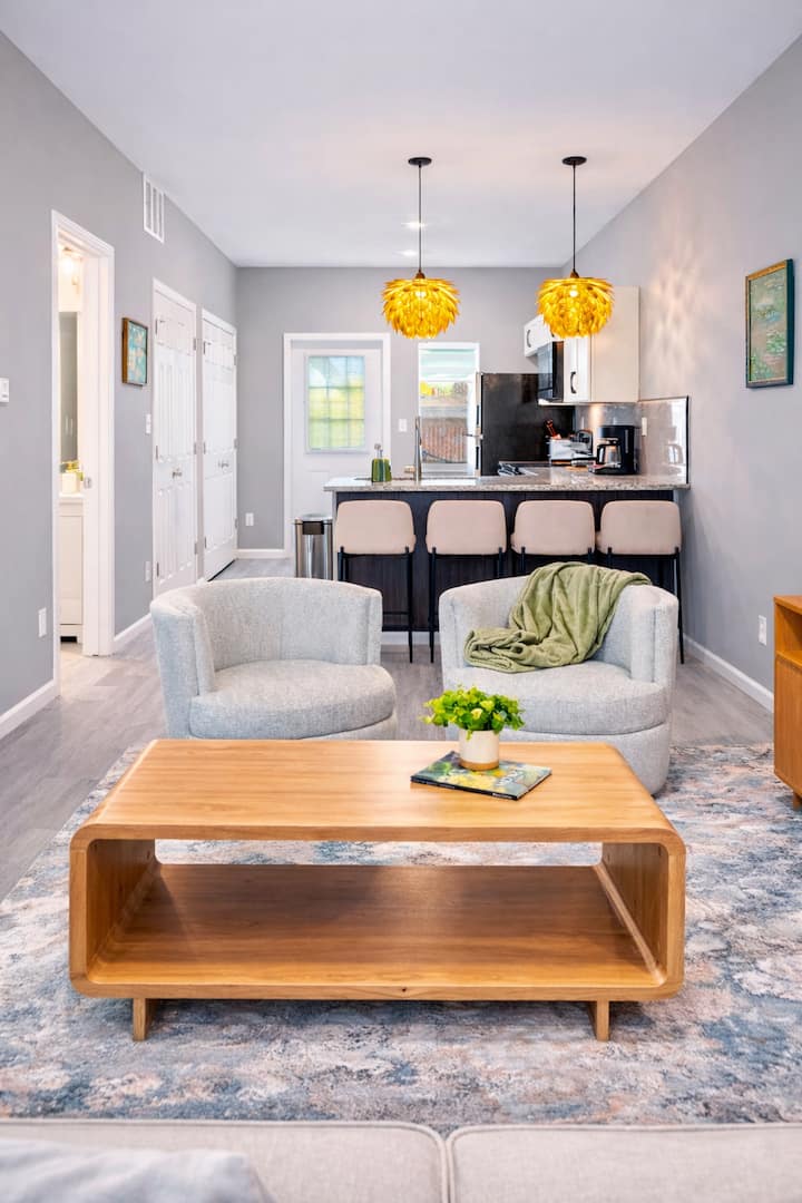 New 2026 Chic Townhome • 1.8mi To Purdue • Parking - West Lafayette, IN