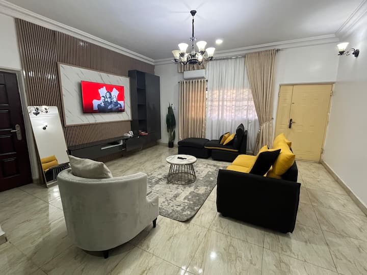 4 Mins To Asorock|starlink|king Bed|chef|24-7power - Abuja