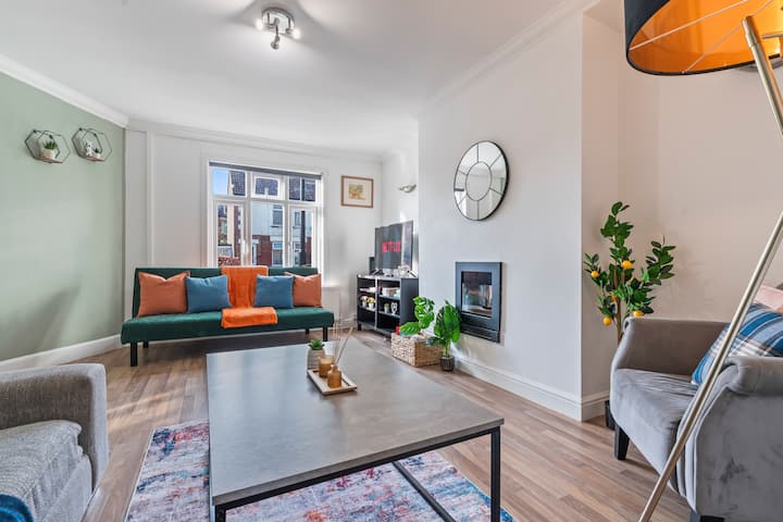 #134 Cozy Retreat Close To Fargo Village -Sleeps 7 - Coventry