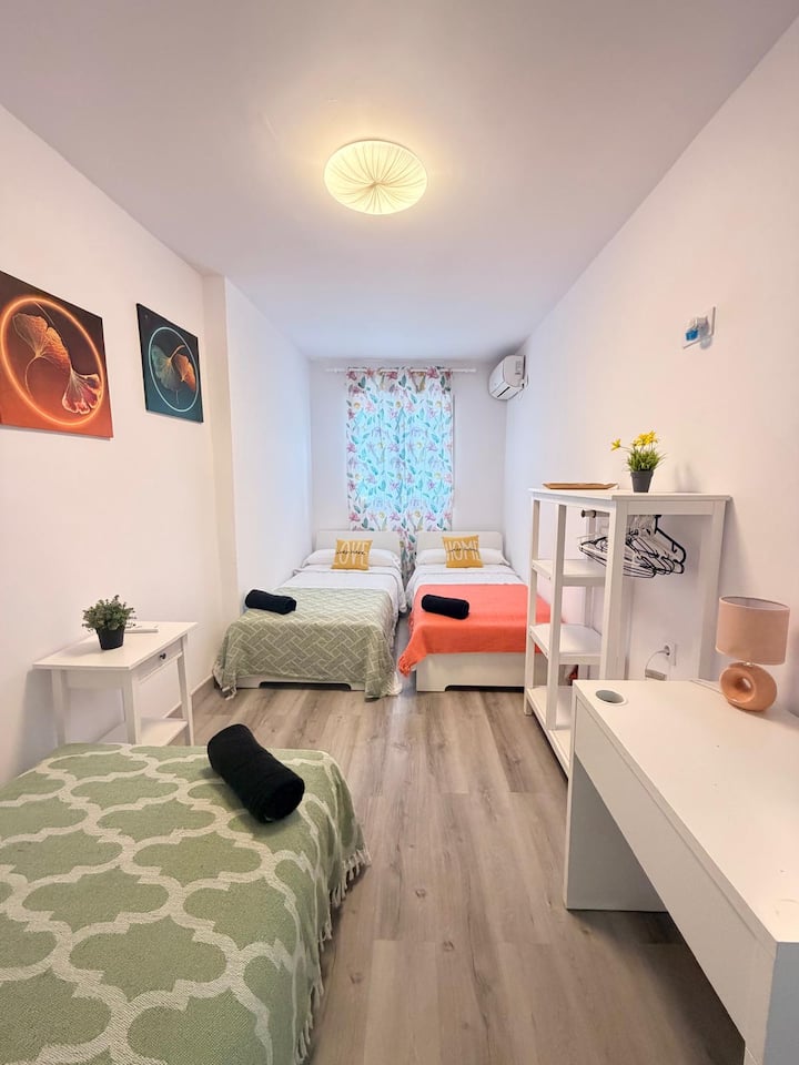 Habitación Triple Espaciosa Y Moderna Muy Luminosa - Valencia