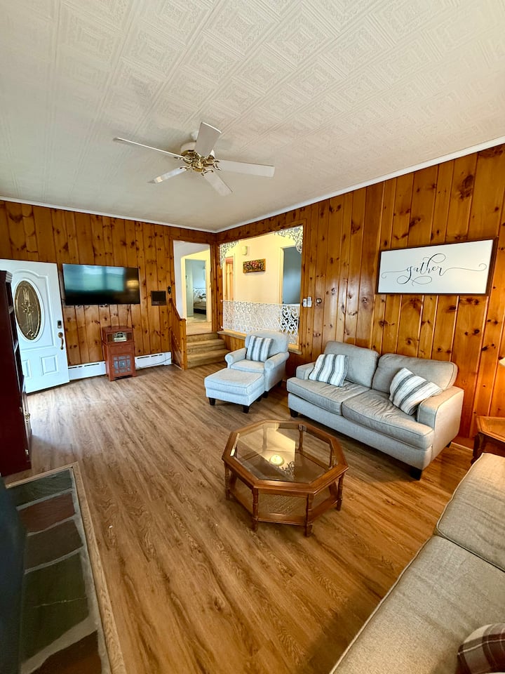 3br Home Walkable To Downtown + Spacious Yard - Saratoga Springs, NY