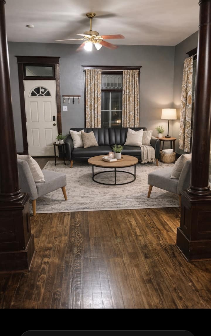 Historic Home Near Fort Leavenworth Sleeps 6+ - レブンワース, KS