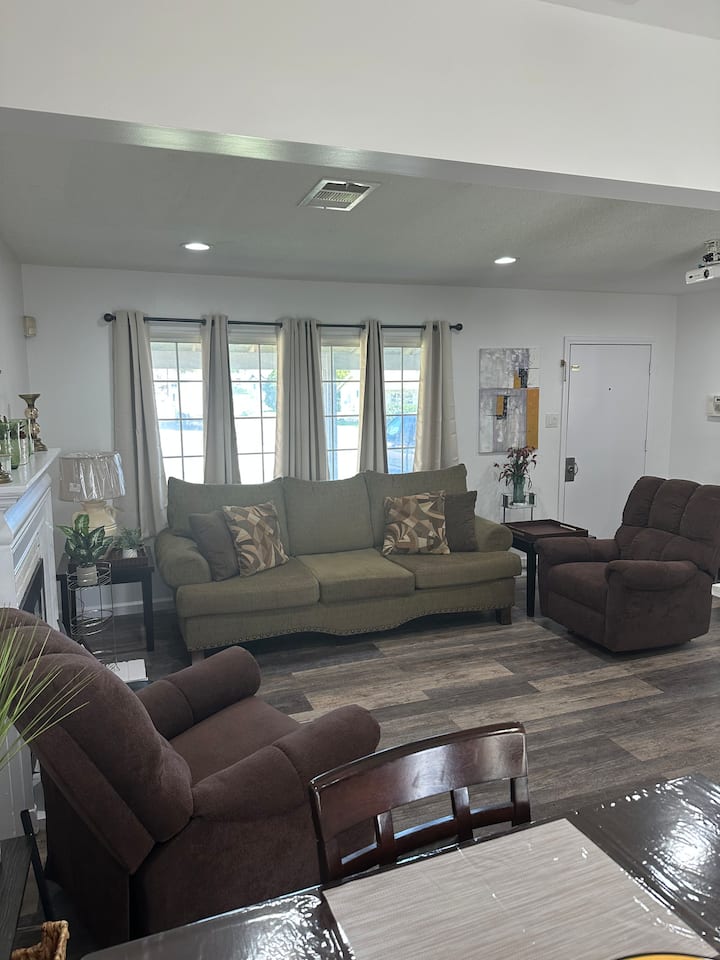 Spacious House With Mountain View - San Bernardino, CA