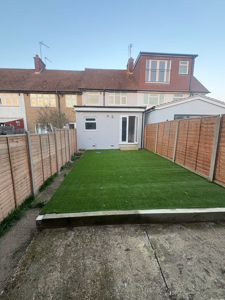 Modern 5 Bedroom Home In Cobham —Peaceful Location - Dorking