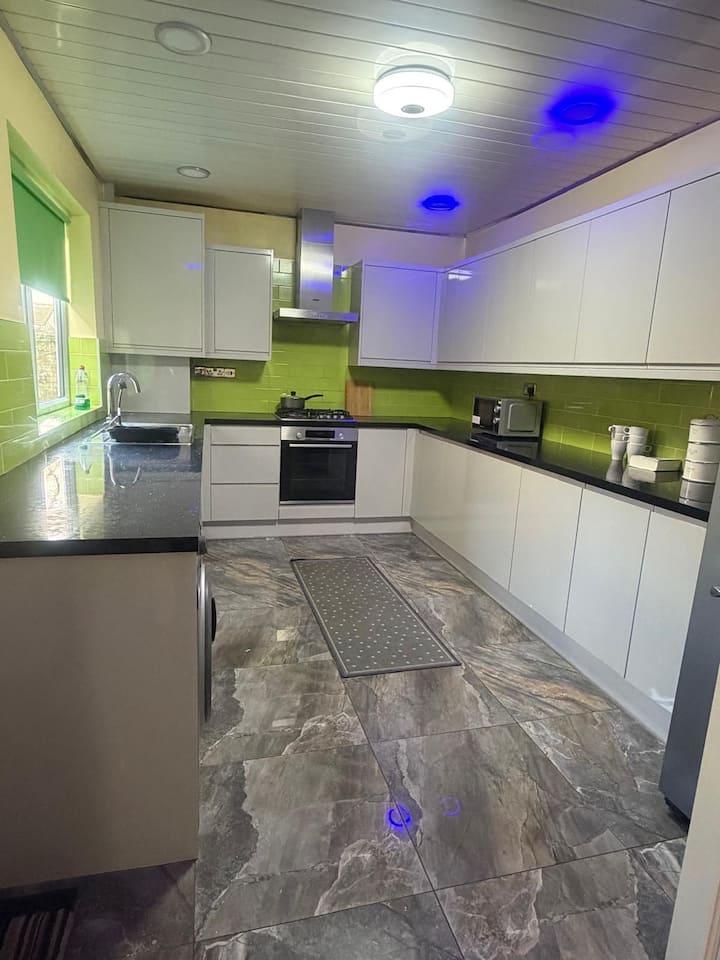 Bright 3br Home | Modern & Spacious - Aéroport de Manchester (MAN)