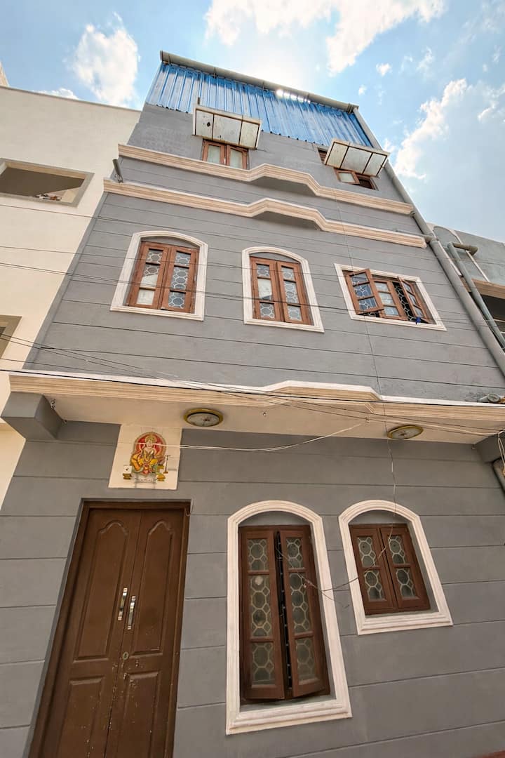 Center Of The City, Can Accommodate 13 Persons - Mysore