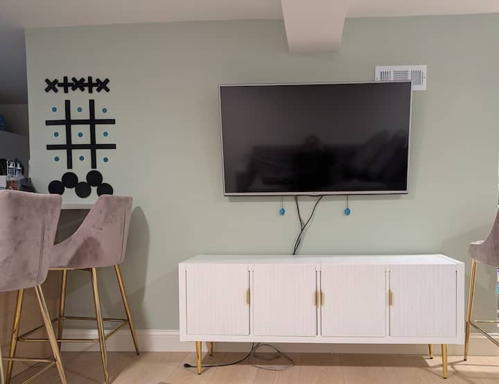 English Basement | Sleep 7 · Park Free + Ev Charge - Washington, DC