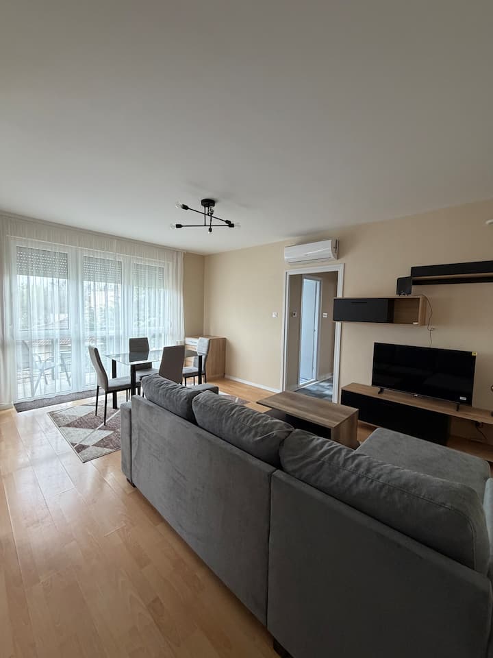 Cozy 1br Apartment • Balcony • Free Parking • Tram - Debrecen
