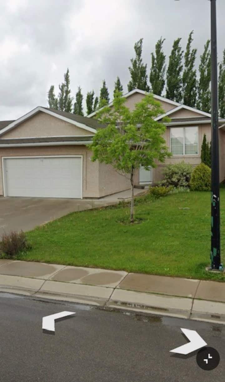 Renovated 4br Near Ruh | Furnished | 30+ Days - Saskatoon