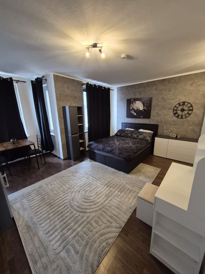 Modern Black Suite In City Center - Hanover