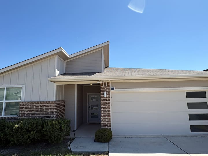 Sunflower House, Near Austin - Pflugerville, TX