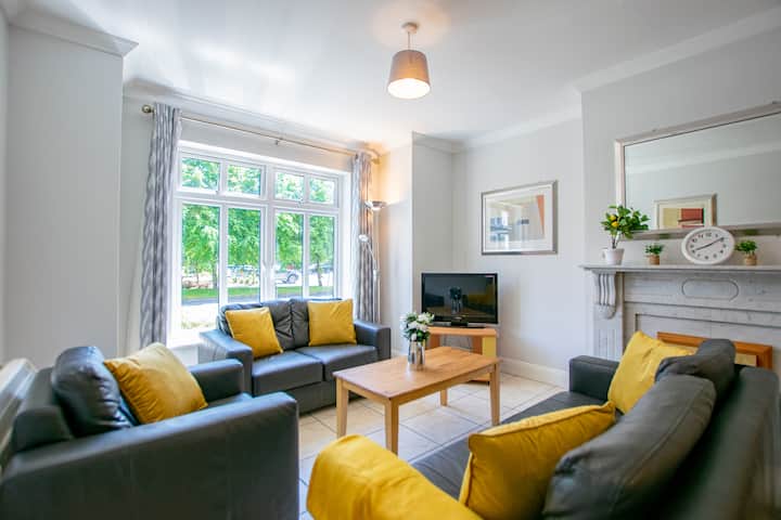 Large 5 Bedroom Home | Parking - 高威