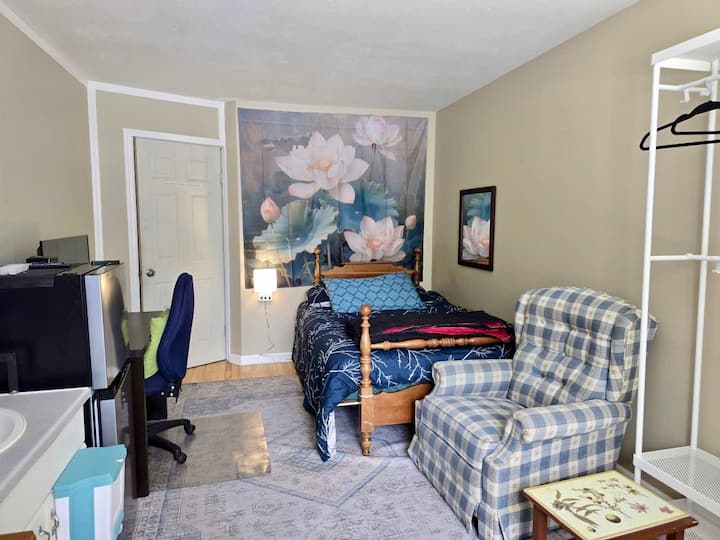 R3,private Studio Room W Shared Bathroom,center - Sundre