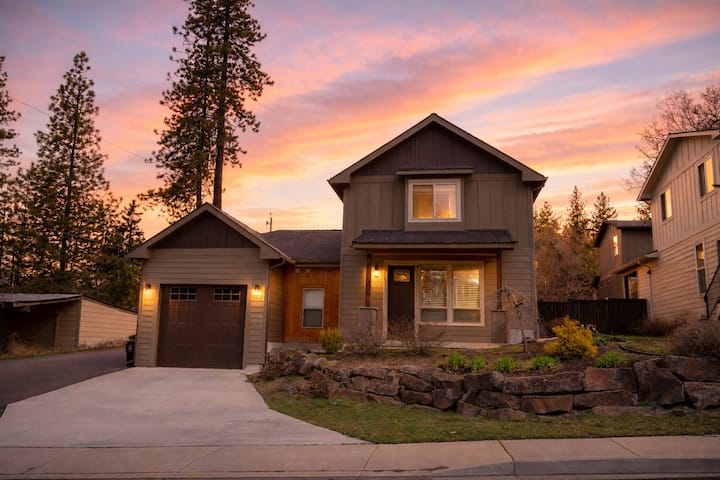 *New* 3 King Beds, Fenced Yard, Firepit Table - Spokane, WA