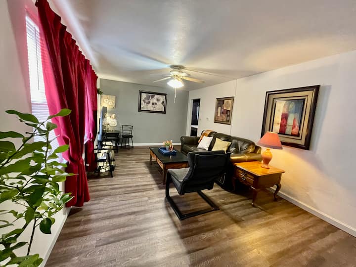 Charming Cozy 3-bedroom Home (Freshly Remodeled) - Springfield, IL